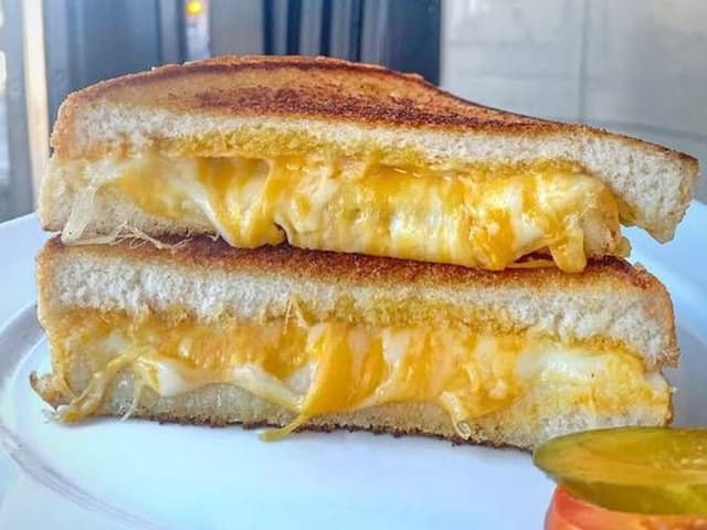 Egglinton Grill (2609 Eglinton Ave W) | Order Delivery & Take Out ...